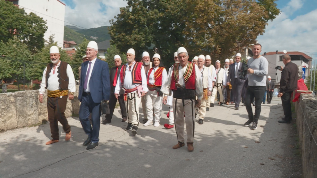 Tetovë/ Mbahet manifestimi “Dita e plisit” - Alsat
