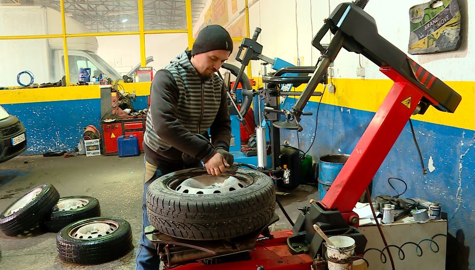 Hyn në fuqi obligimi për pajisjet dimërore, shoferët në radhë për t’i ...