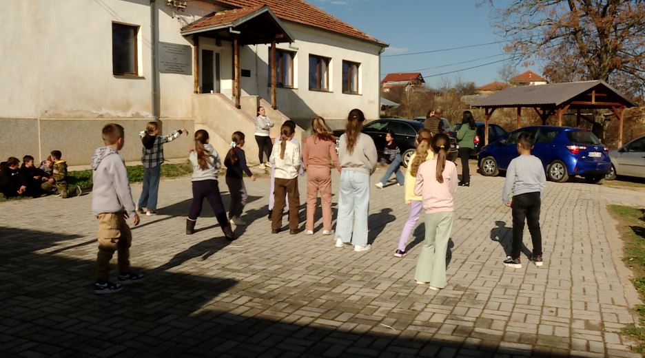 Nxënësit shqiptarë të Krushëves disa lëndë i zhvillojnë në gjuhën ...