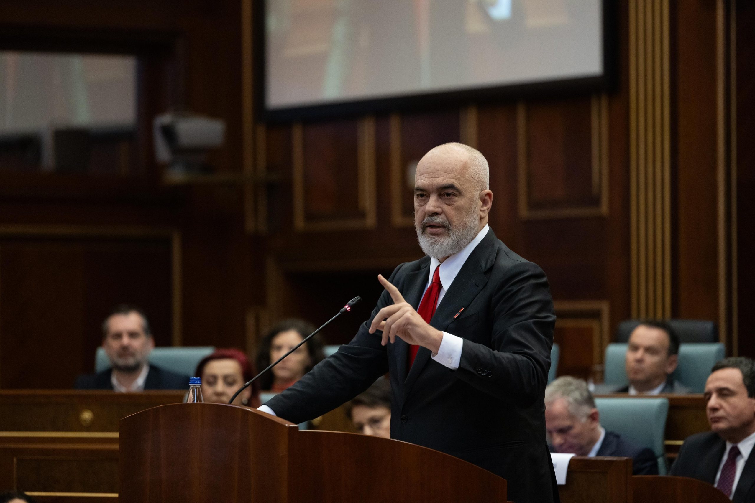 “Ish krerët e UÇK po mbahen peng në Hagë”/ Rama nga Prishtina: Procesi ...