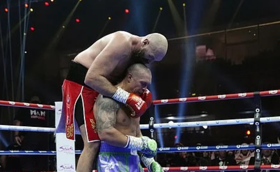 Tajson Fjuri ndjehet i “grabitur”: Usyk mori dhuratë nga gjyqtarët - Alsat