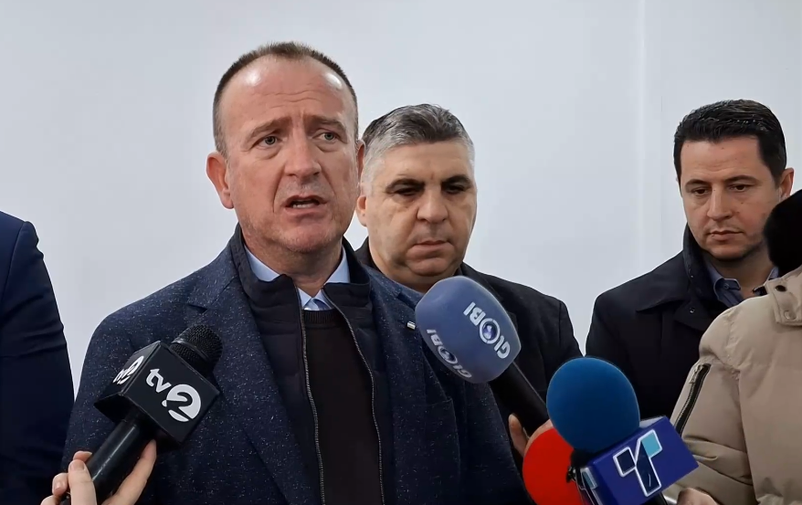 Taravari: Gjuha shqipe nuk është e barabartë me maqedonishten - Alsat