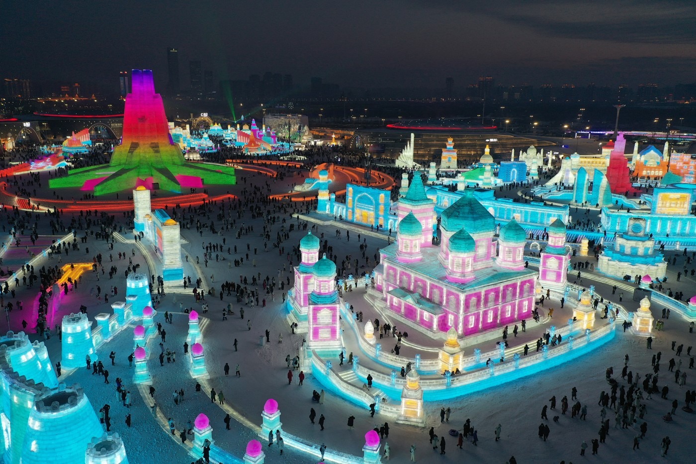 Snow Fairy: Skulptura spektakolare të akullit dhe borës në Festivalin ...