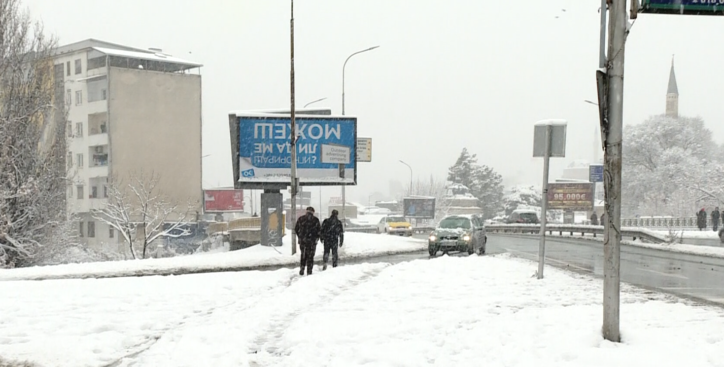 Bora e pastroi ajrin në Shkup - Alsat