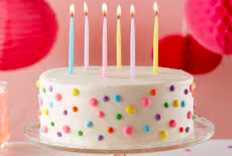 Historia se si u krijua tradita e tortës me qirinj për ditëlindje - Alsat