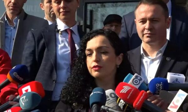 Voton presidentja Osmani, me të ishte edhe Zotëriu i Parë - Alsat Voton presidentja Osmani, me të ishte edhe Zotëriu i Parë - Alsat