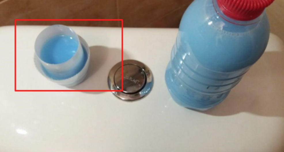 Pse nuk duhet të derdhni zbutës rrobash në guaskën e tualetit? - Alsat