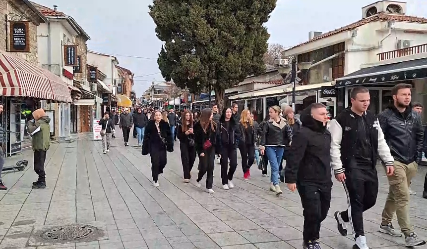 Mbi 2000 nxënës të shkollave të mesme të Ohrit në tubim paqësor për ...