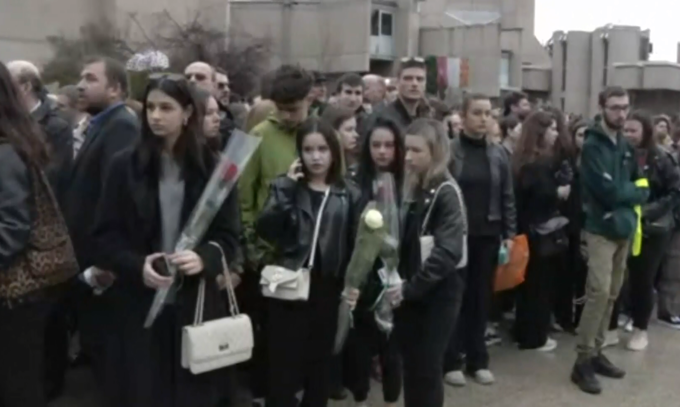 Tragjedia në Koçan/ Studentët dhe profesorët e Shën Kirilit tubim ...