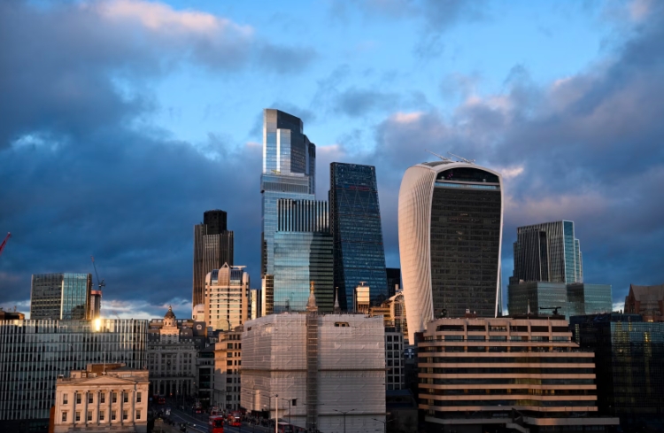 Tregjet evropiane bien, euro rritet mes vonesave të tarifave të Trump ...