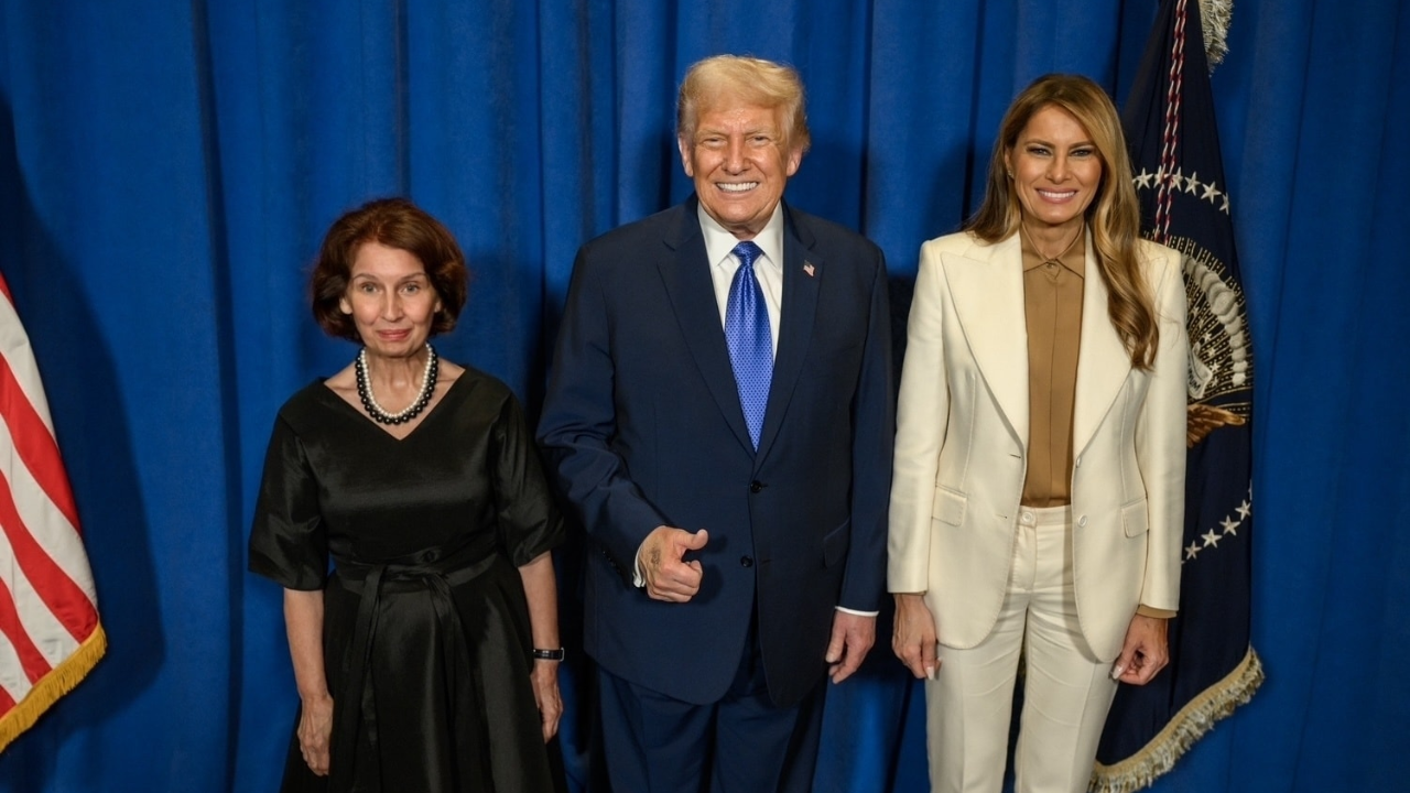 Disa udhëheqës po tallen për fotot me figura dylli të Trump dhe Melania ...