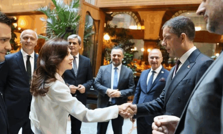 Spiropali shtrëngon duart me ministrin e jashtëm serb në Nju Jork ...