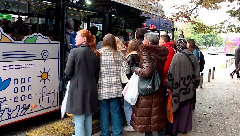 Qytetarët presin autobusët me orë të tëra/ Transportuesit arsyetohen: S ...