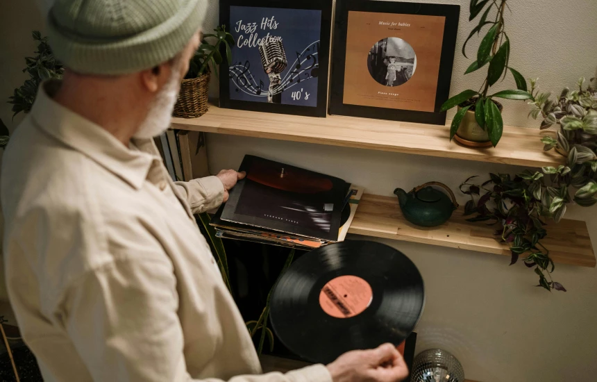 Të moshuarit që dëgjojnë muzikë kanë gati 40 për qind më pak rrezik nga demenca - Alsat